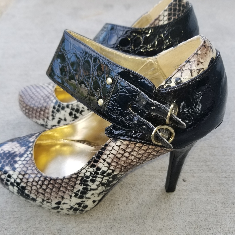 Bamboo Olisa-10 Snake Mary Jane Pump - Gem